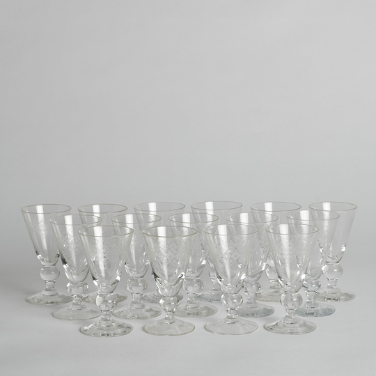 Köp Vintage - SÅLD Snapsglas med Gravyr 15 st online