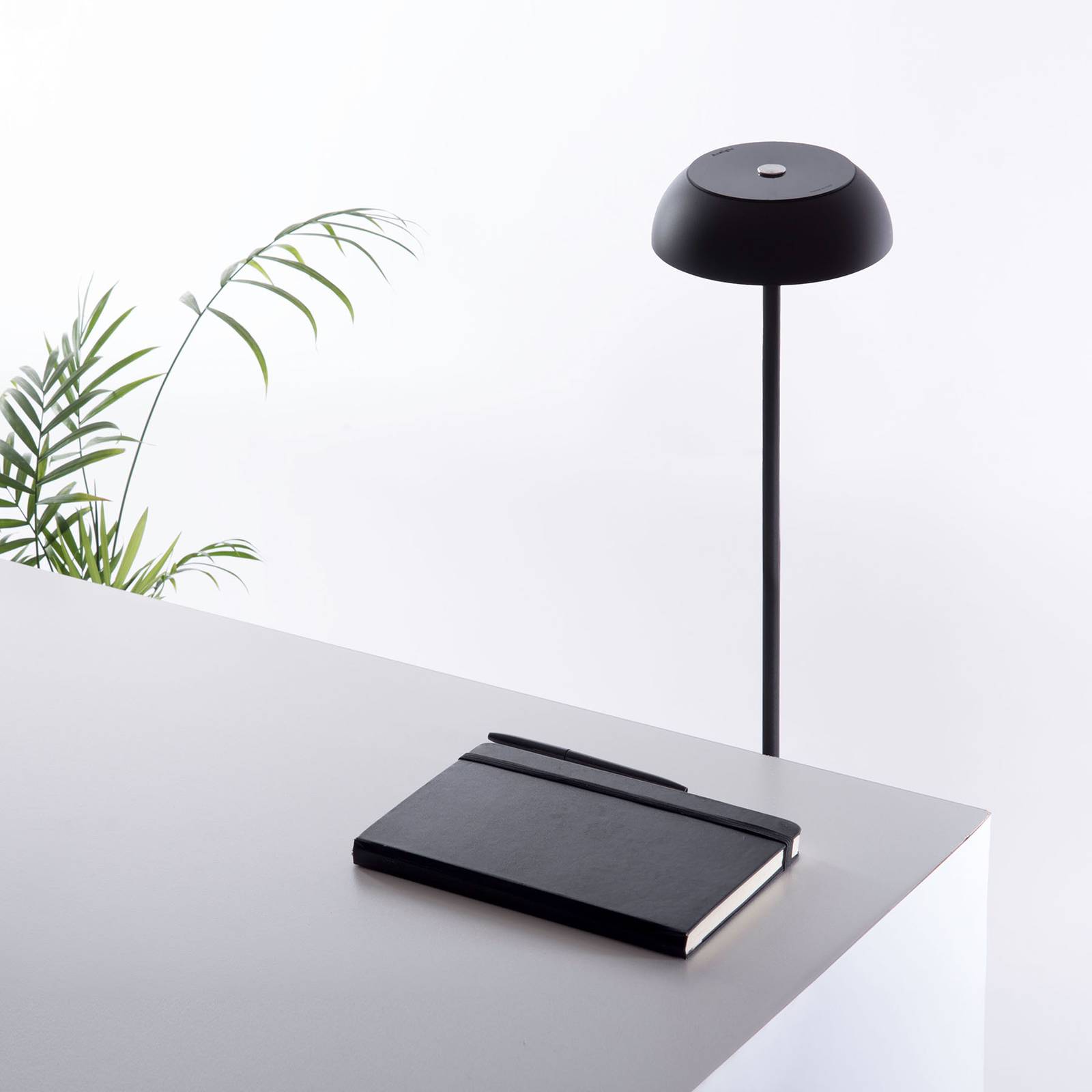 Köp Axolight Float LED-designergolvlampa, svart online | Stilero.se