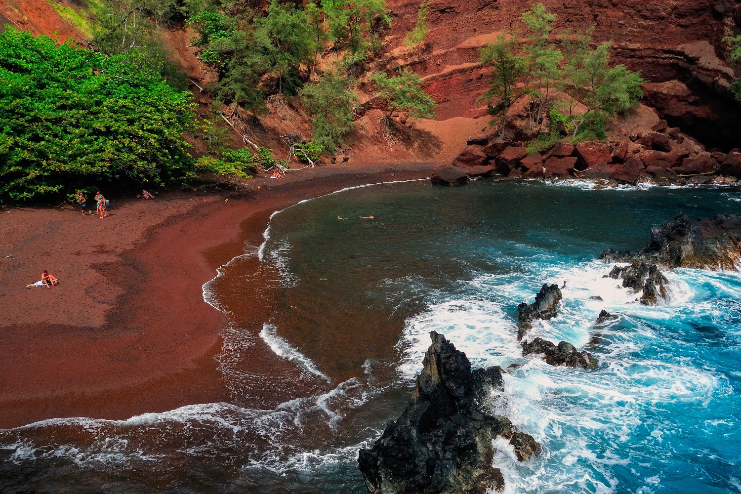 Una playa espectacular de arena roja...